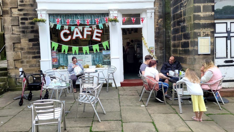 Last of the Summer Wine at 50: Super fans head to Holmfirth - BBC News