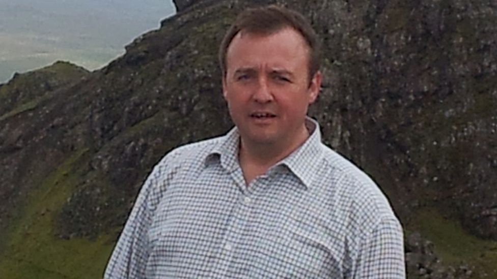 Matthew Chapman: Isle of Man helicopter pilot death 'accidental' - BBC News