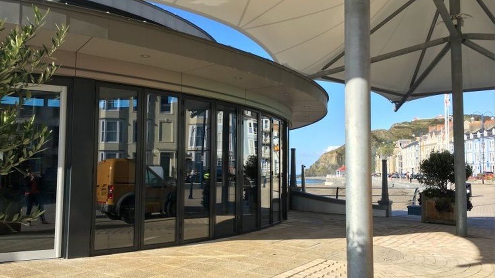Agor bandstand £1.2m yn Aberystwyth - BBC Cymru Fyw