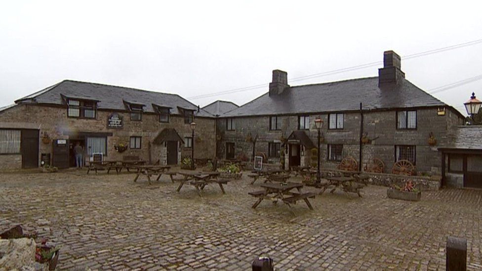 Historic Jamaica Inn bans hunts after 100 years - BBC News