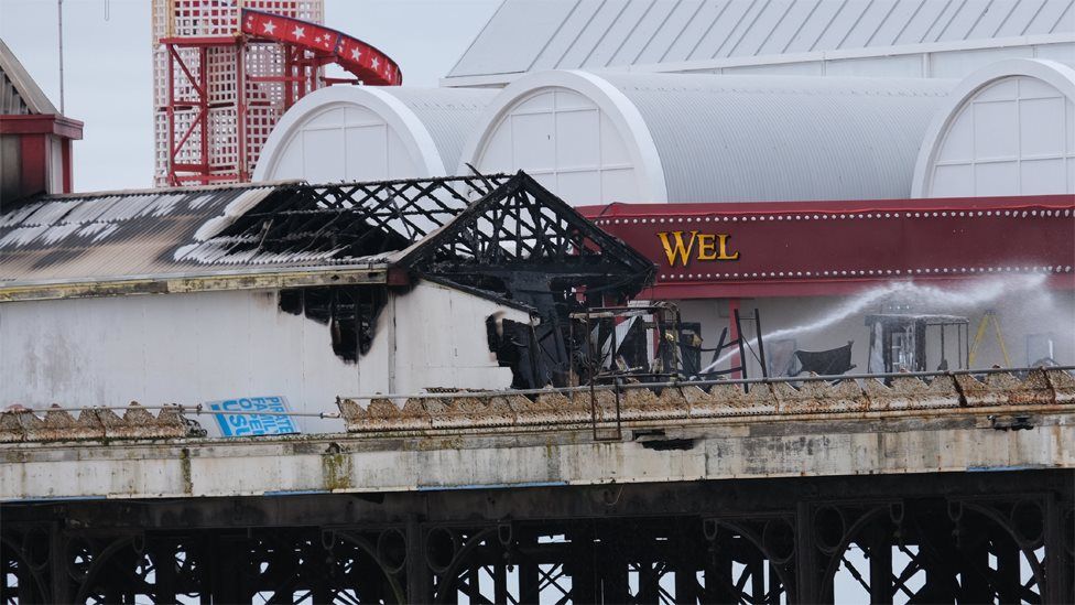 Blackpool Central Pier fire destroys fairground ride - BBC News