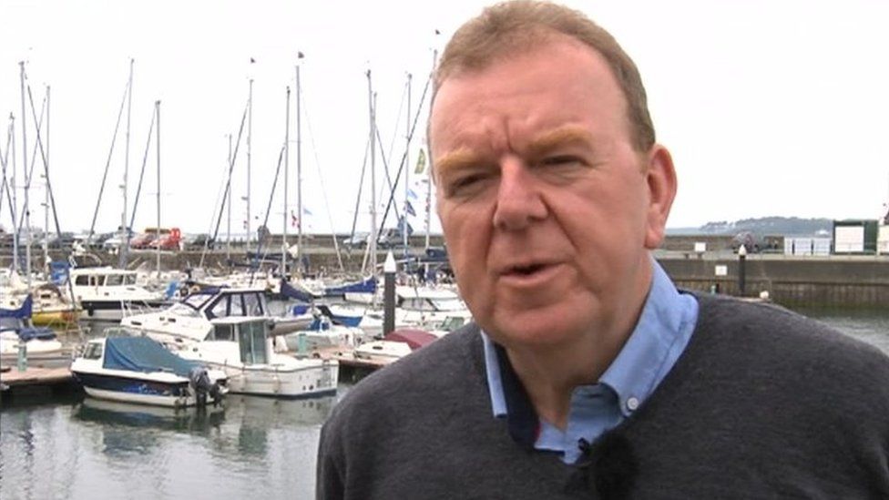 Darparu £5.4m i greu amgueddfa bêl-droed i Gymru - BBC Cymru Fyw