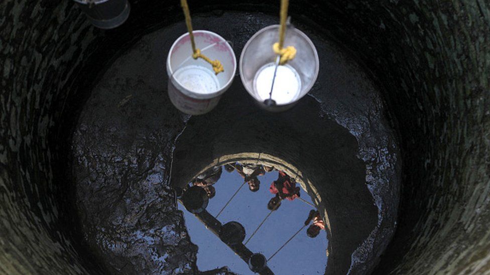 Madhya Pradesh: At least 35 die after falling into a well - BBC News