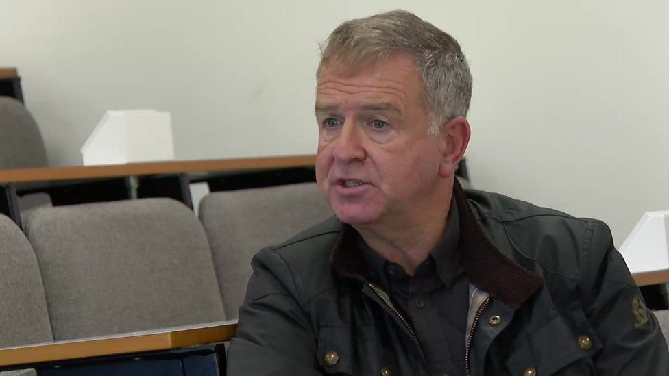 'Angen cosbau llymach am droseddau casineb hiliol' - BBC Cymru Fyw