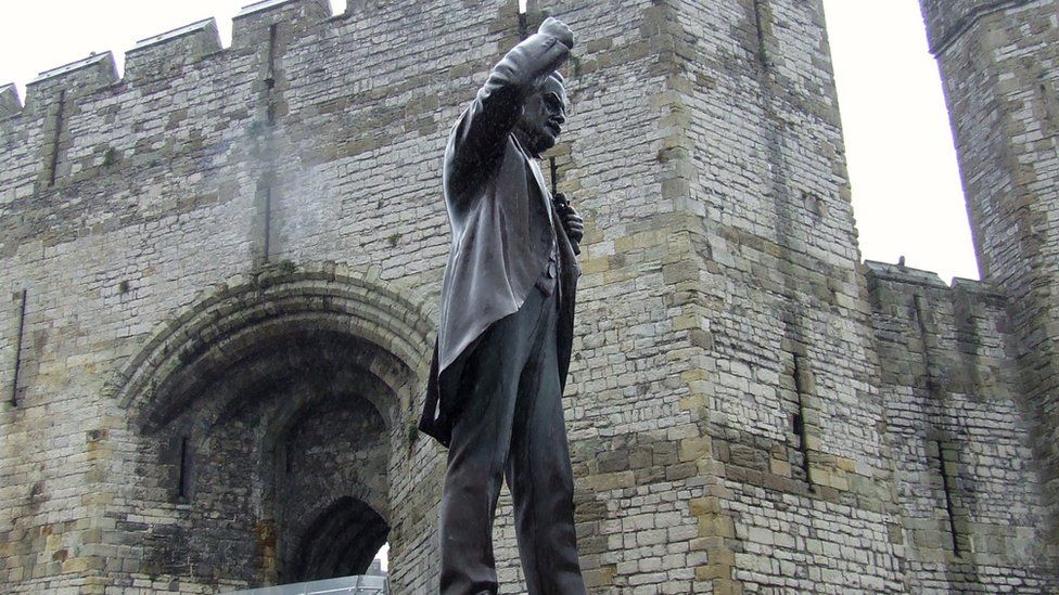 Cerflun David Lloyd George: Caernarfon - BBC Cymru Fyw