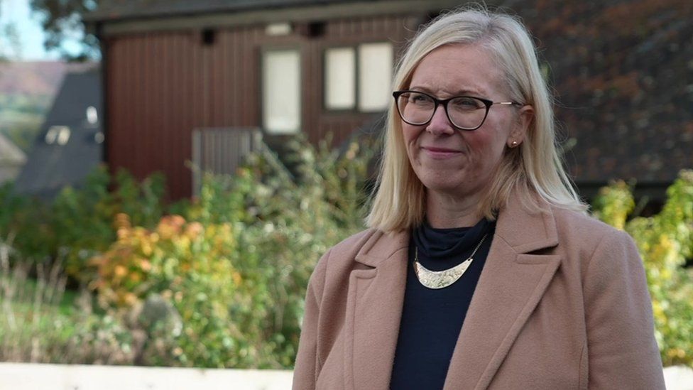 Croeso 'diogel' wrth i filoedd fwynhau'r Ffair Aeaf - BBC Cymru Fyw