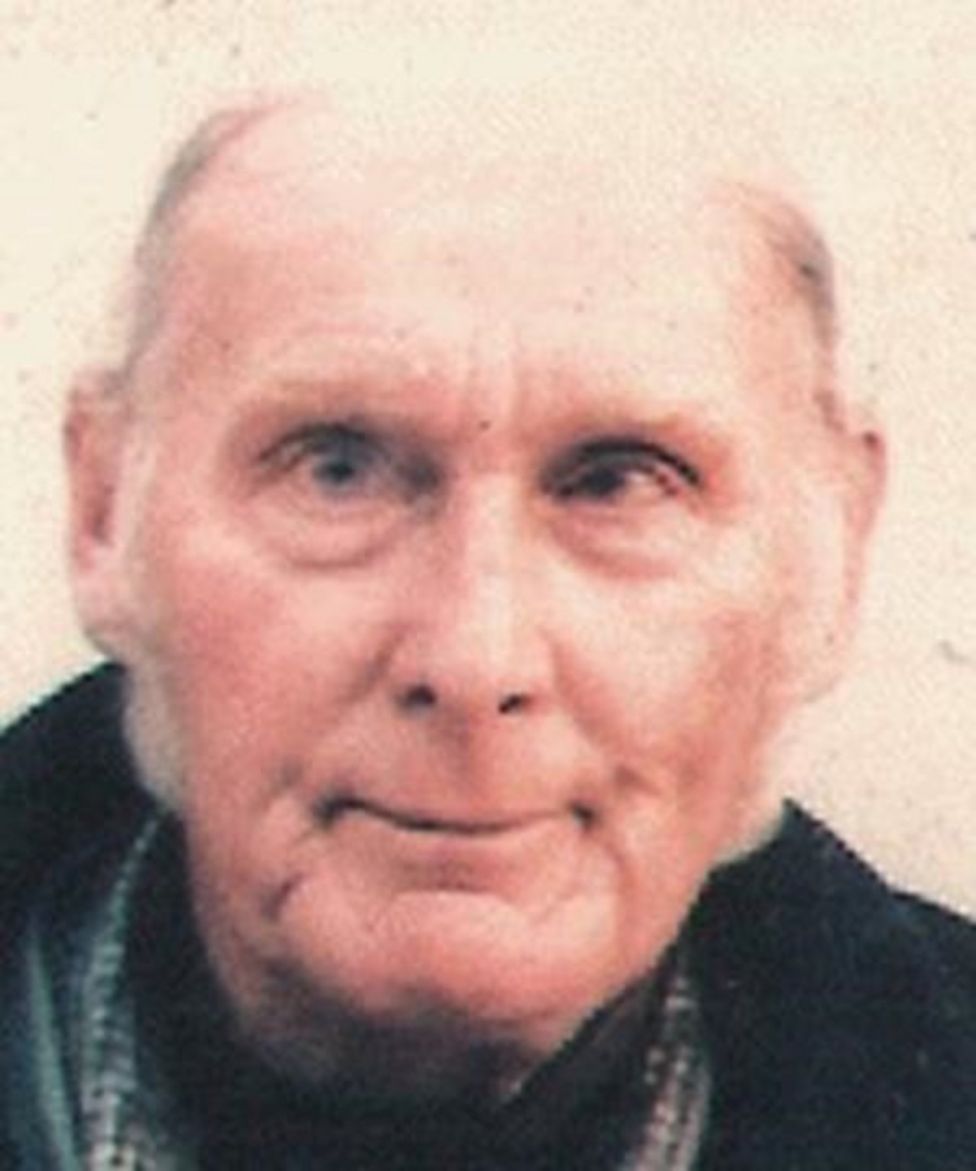 Family members sought of man, 82, after Dorset crash - BBC News
