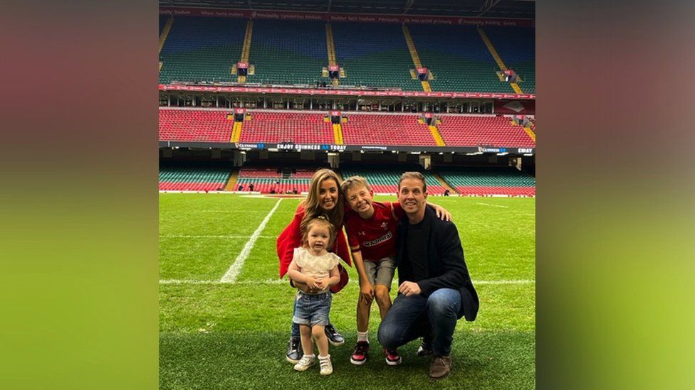 3 Llun: Lluniau pwysicaf Llinos Lee - BBC Cymru Fyw