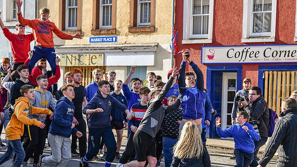 In pictures: Jedburgh's ba' game battles - BBC News