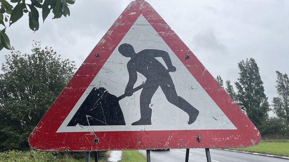 Plea to consider Manx road workers after rise in near misses - BBC News