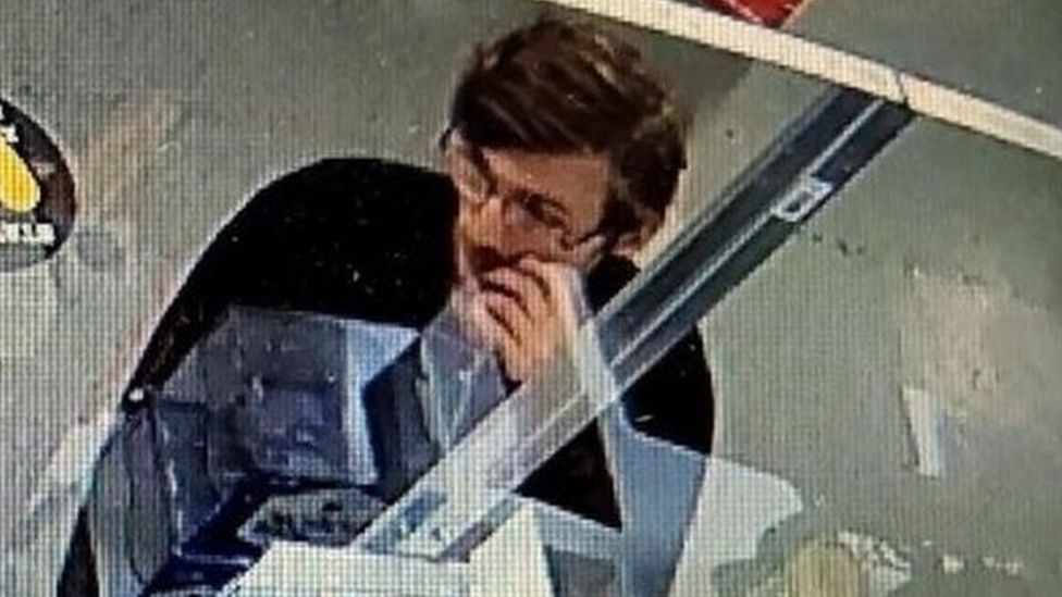 Gillingham: Police appeal after man robbed at cash machine - BBC News