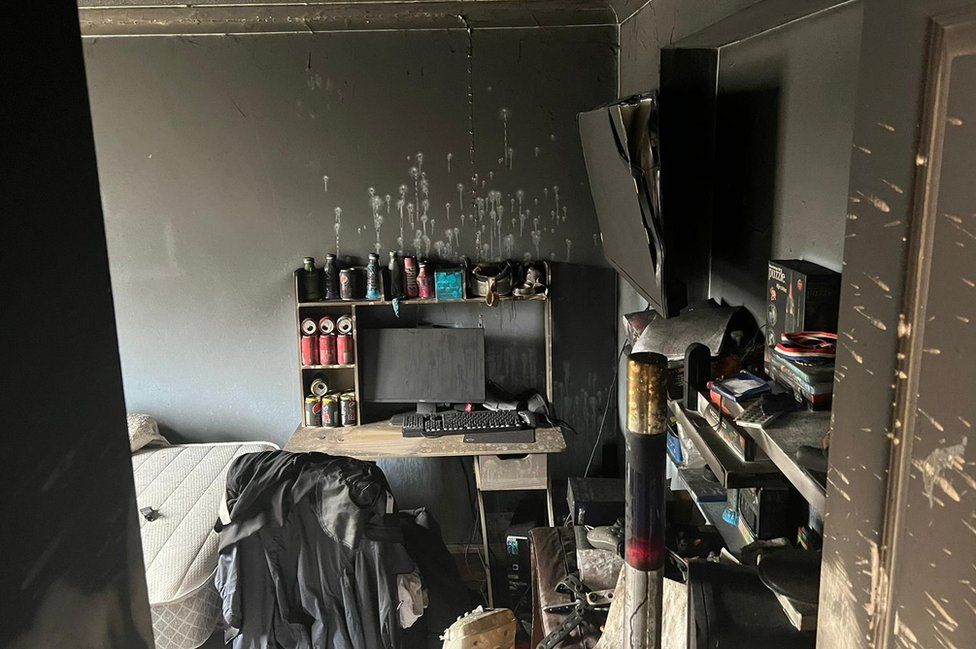 Clacton-on-Sea: Teen alerts family to tumble dryer house fire - BBC News