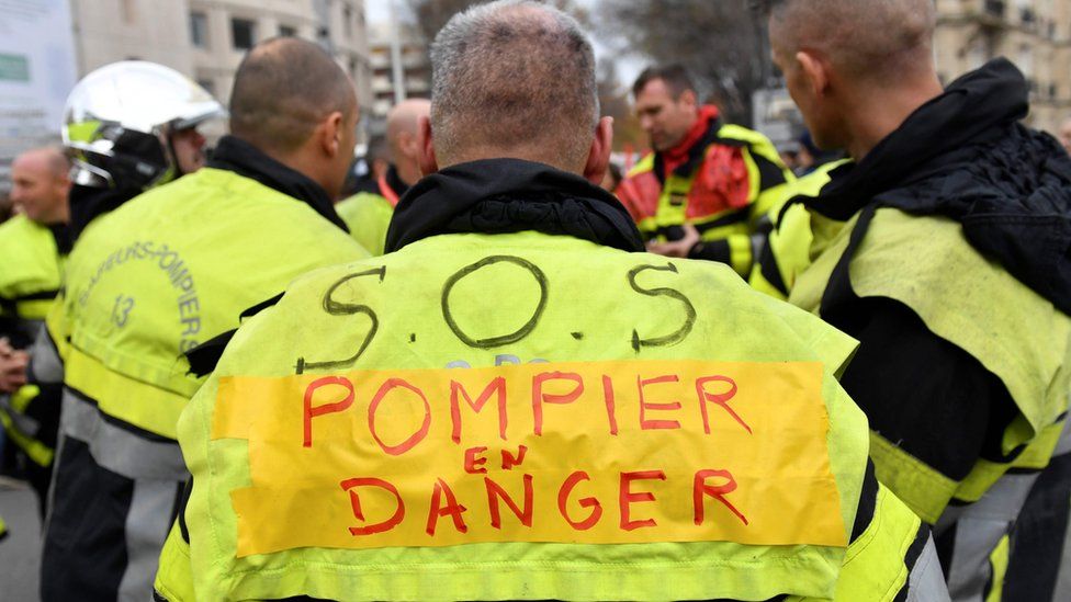 In pictures: French workers strike over pension reforms - BBC News