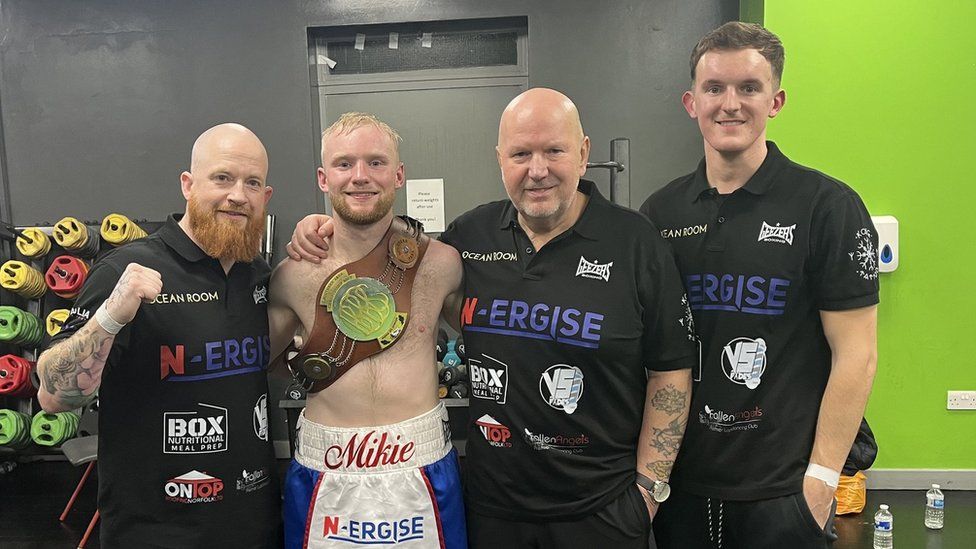 Knockout super-featherweight win for Great Yarmouth boxer - BBC Sport