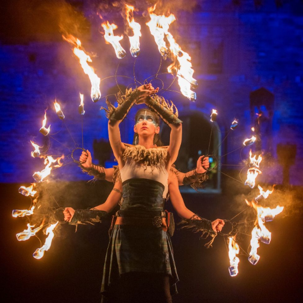 Torchlight procession fires up Edinburgh's Hogmanay celebrations - BBC News