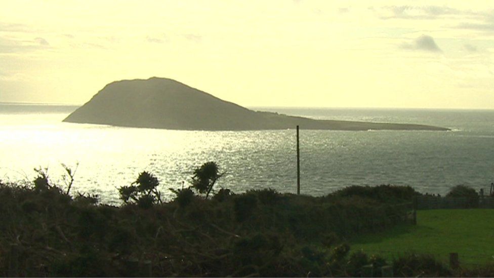 Cwmni'n cefnu ar gynllun ynni llanw ger Ynys Enlli - BBC Cymru Fyw