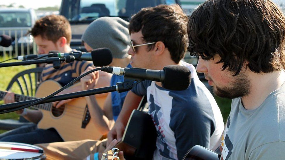 Llwyddiant ar ôl ennill Brwydr y Bandiau - BBC Cymru Fyw