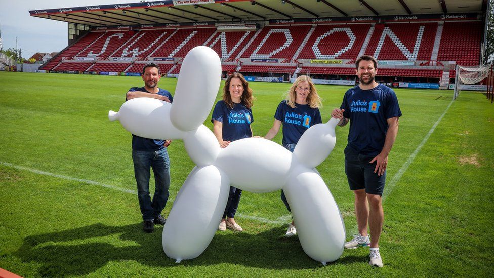 Giant balloon dogs to form trail across Swindon - BBC News