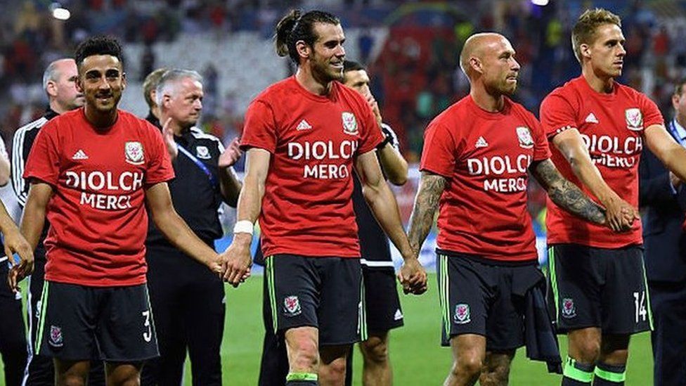 Y tîm cenedlaethol i ddefnyddio enw Cymraeg yn unig? - BBC Cymru Fyw