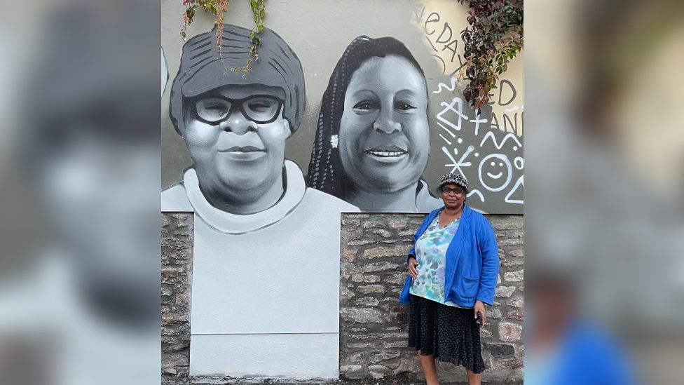 Mural celebrates 'unsung heroes' of Felix Road Playground - BBC News