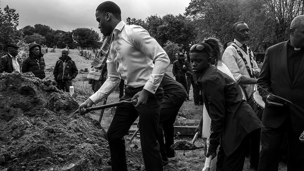 Birmingham street photographer's exhibition extended - BBC News
