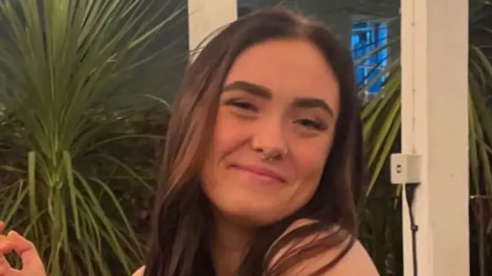 Family tribute to woman, 19, killed in Lincolnshire crash - BBC News