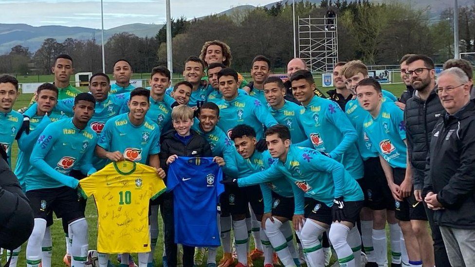 Pêl-droedwyr ifanc Rhuthun yn ymarfer gyda Brasil - BBC Cymru Fyw