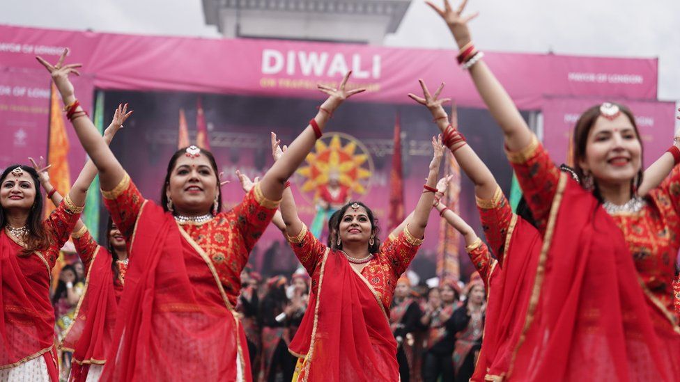 Diwali: London celebrations begin in Trafalgar Square - BBC Newsround