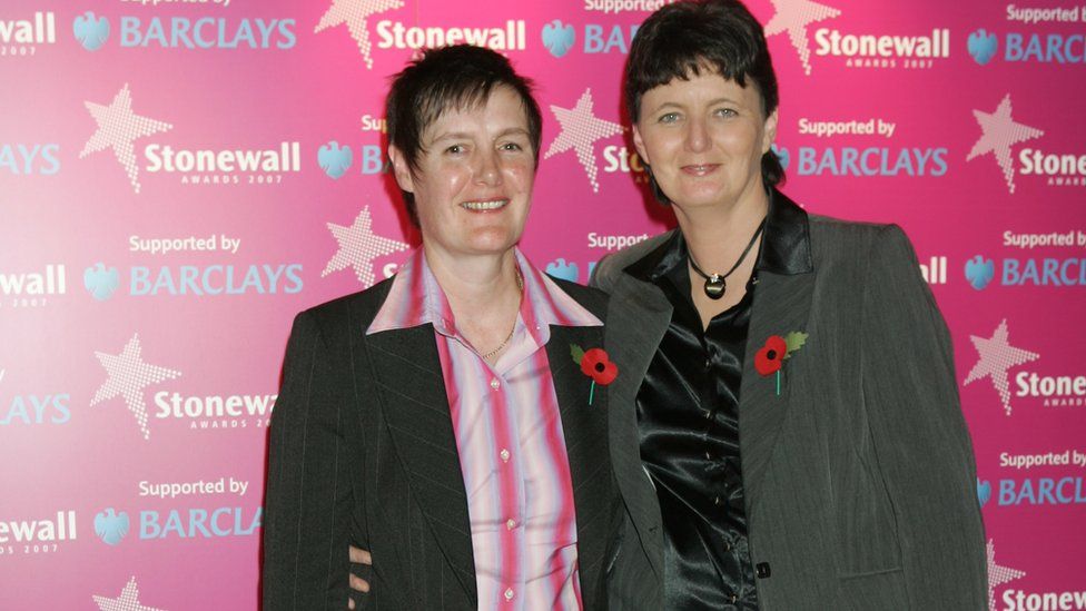 Julie Barnes-Frank: Tributes to police LGBT 'trailblazer' - BBC News