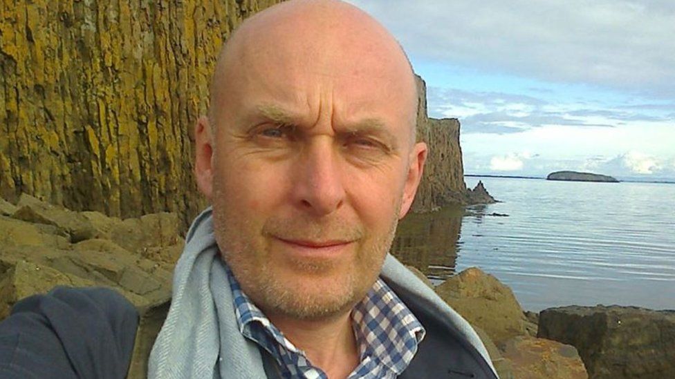 'Y frwydr rhwng y galon Gymreig a'r enaid Prydeinig' - BBC Cymru Fyw