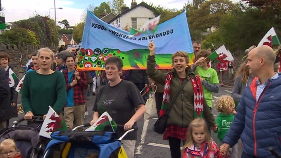 Dyfrig Davies yw Cadeirydd newydd Urdd Gobaith Cymru - BBC Cymru Fyw