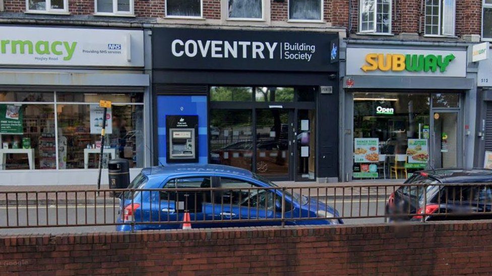 Police appeal after Oldbury attempted armed bank robbery - BBC News
