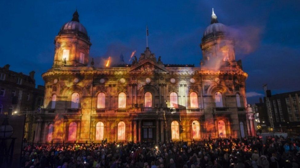 UK City of Culture: Fireworks and projections start Hull 2017 - BBC News