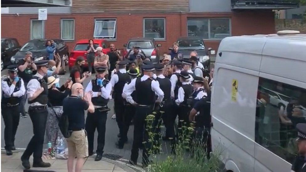 Peckham arrestee freed after protesters block Met van - BBC News