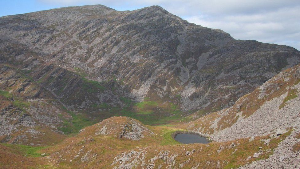 Y person cyntaf i ddringo 630 mynydd uchaf Cymru - BBC Cymru Fyw
