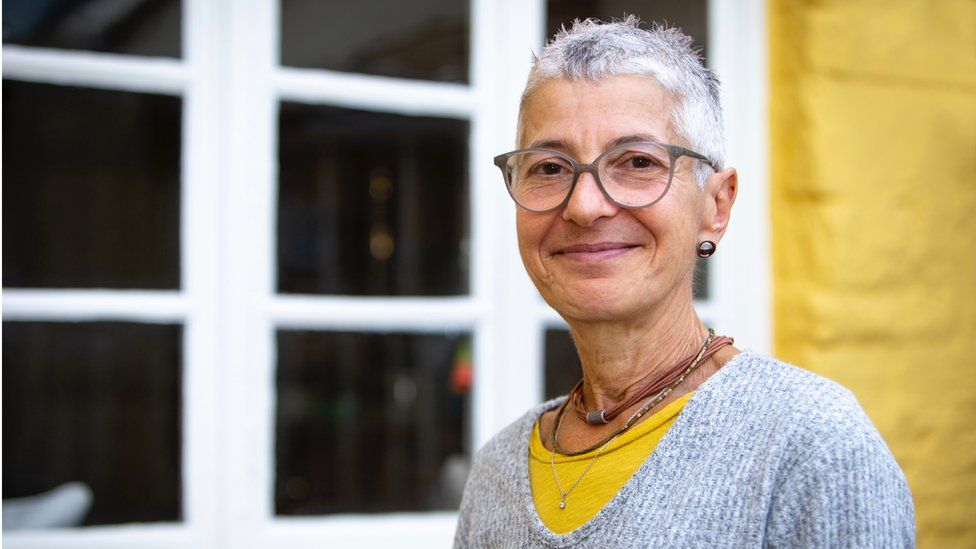 Coronavirus: NHS staff mental health hotline expands - BBC News