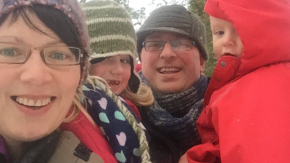 Aneirin Karadog: Codi pac a symud i Lydaw - BBC Cymru Fyw