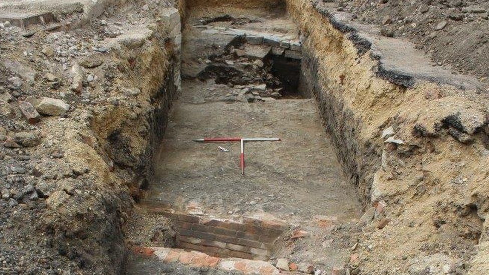 Excavation begins at 'long-lost' Gloucester monastery - BBC News