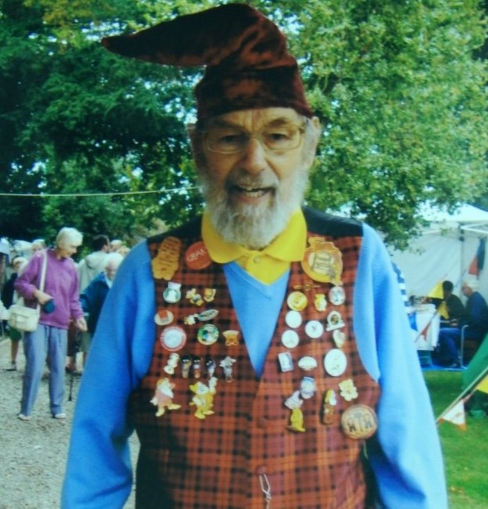 Ron Broomfield's 1,800 gnomes to be auctioned for charity - BBC News