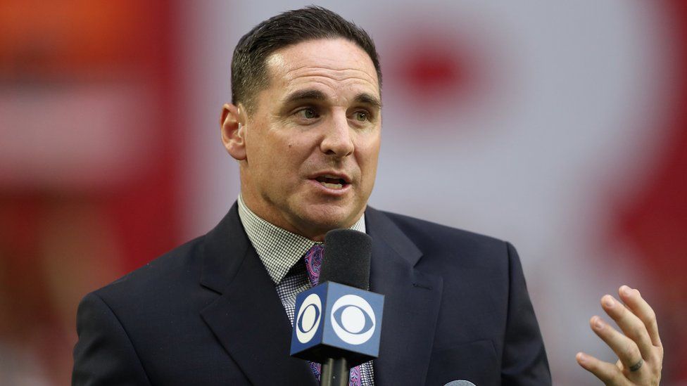 Ex-NFL star Jay Feely says prom gun photo a 'joke' - BBC News