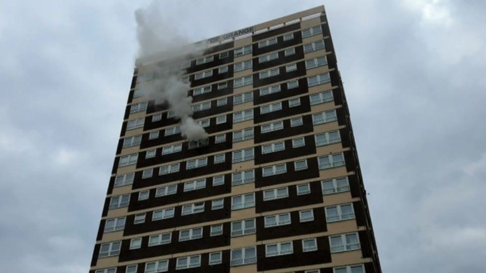 Leeds tower block fire: Man dies in Clyde Grange blaze - BBC News