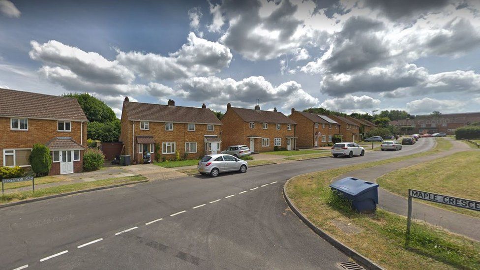 Basingstoke: Teenage girl flees men after attempted kidnapping - BBC News