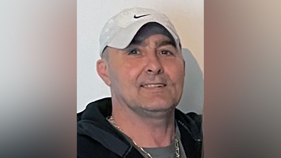 Murder inquiry after man attacked in Glasgow home - BBC News