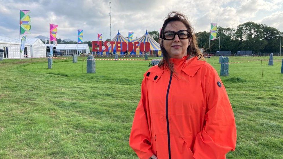 Y Brifwyl â 'rôl i'w chwarae' i hybu busnesau lleol - BBC Cymru Fyw
