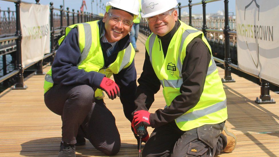 Newly opened Ryde Pier walkway closed for maintenance works - BBC News