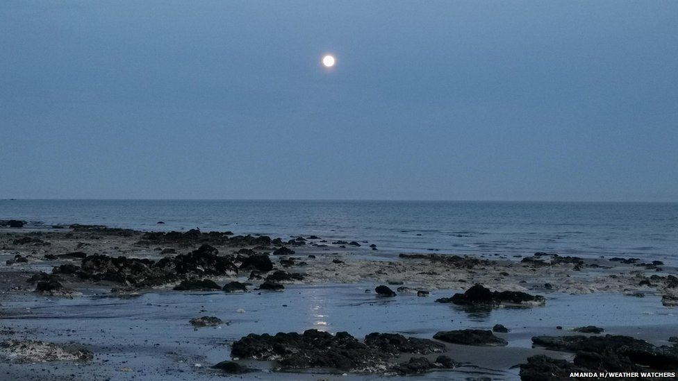 Super pink moon dazzles in UK skies - BBC Weather