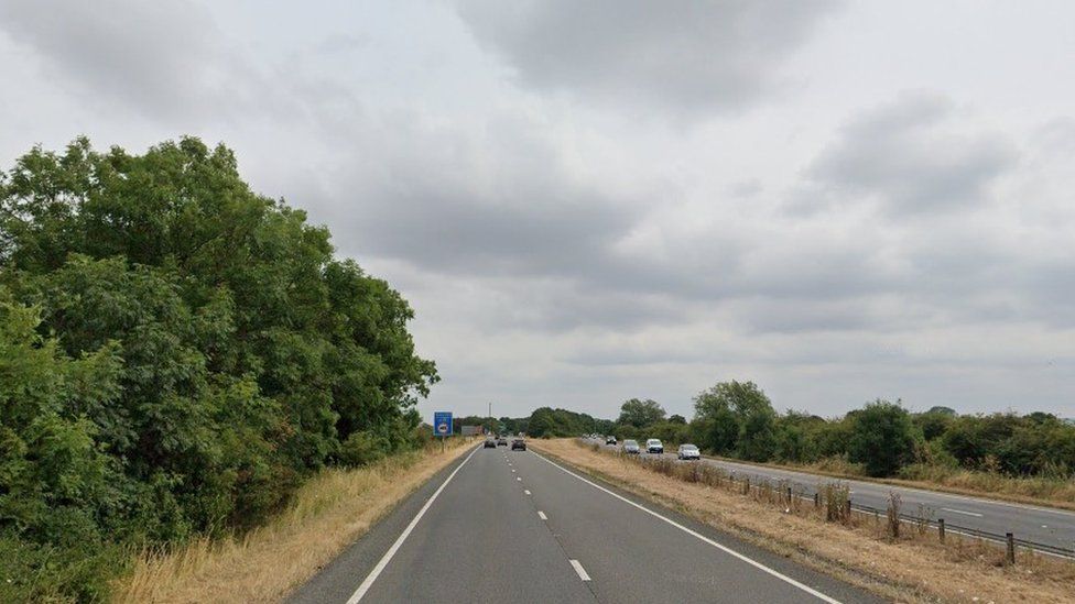 Man dies in A303 crash involving broken-down vehicle - BBC News
