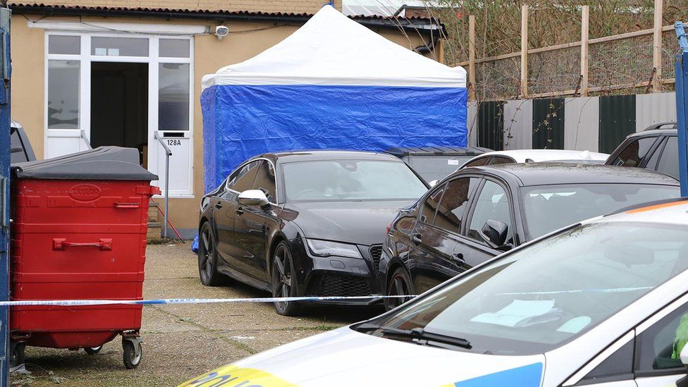 Luton: Three charged with murder of Saul Murray - BBC News
