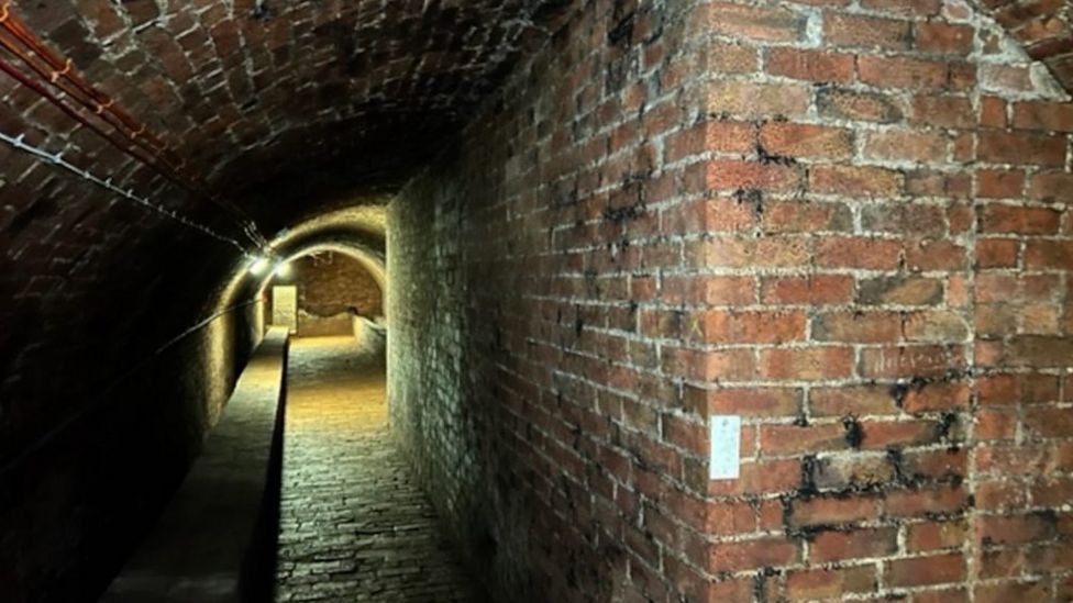Archaeologists discover prison walls in Nottingham cave - BBC News