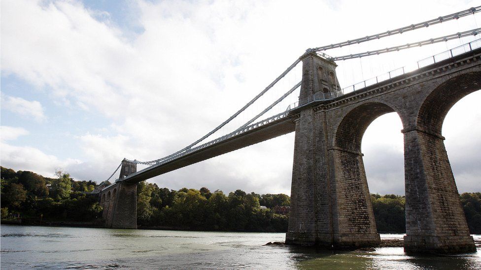 Polystyrene plane 'travels 150 miles' from Wales to Leicester - BBC News